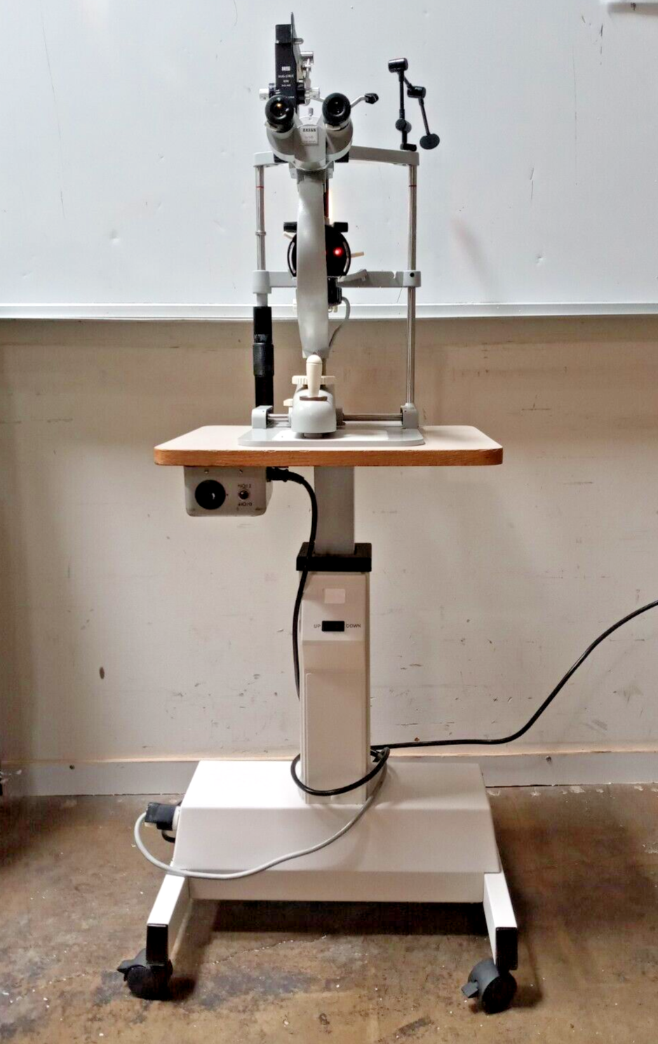 Carl Zeiss F125 Slit Lamp w/HAAG Streit Tonometer and Power Table ...